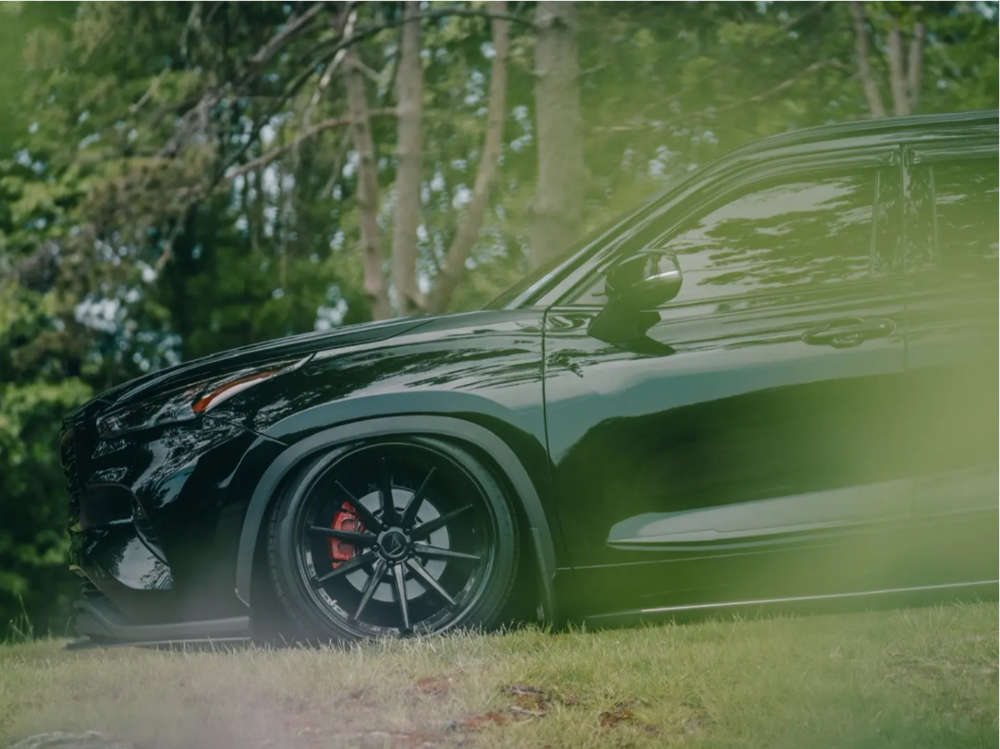 2021 Toyota Highlander with 22x9.5 15 Ferrada FR4 and 275/35R22 Fullway ...