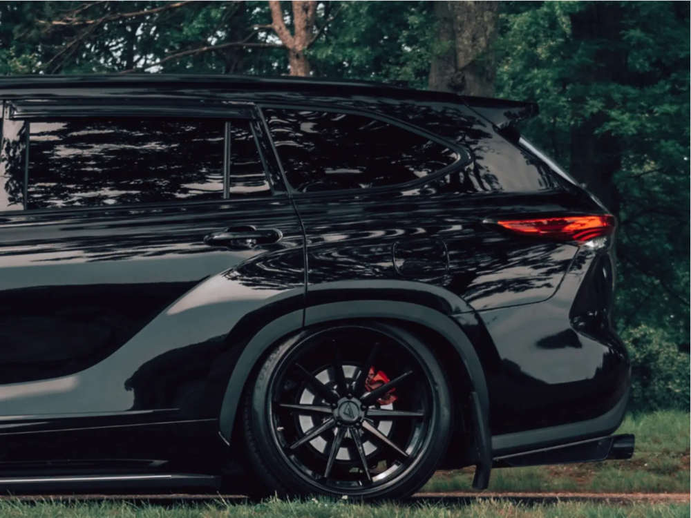 2021 Toyota Highlander with 22x9.5 15 Ferrada FR4 and 275/35R22 Fullway ...