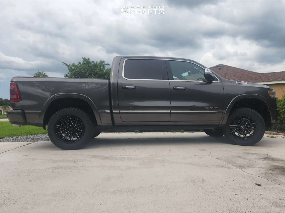 2020 Ram 1500 with 20x10 -18 Moto Metal Mo998 and 33/12.5R20 Radar ...