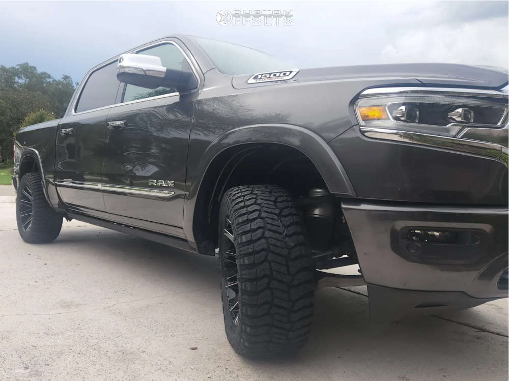 2020 Ram 1500 with 20x10 -18 Moto Metal Mo998 and 33/12.5R20 Radar ...