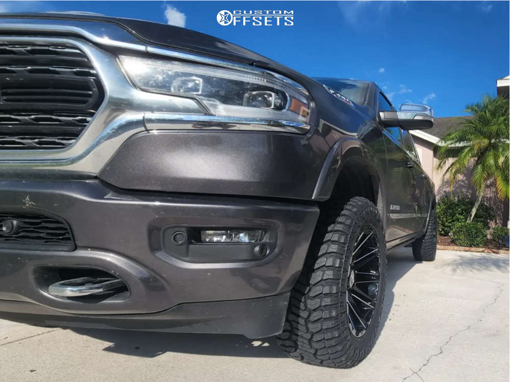 2020 Ram 1500 with 20x10 -18 Moto Metal Mo998 and 33/12.5R20 Radar ...