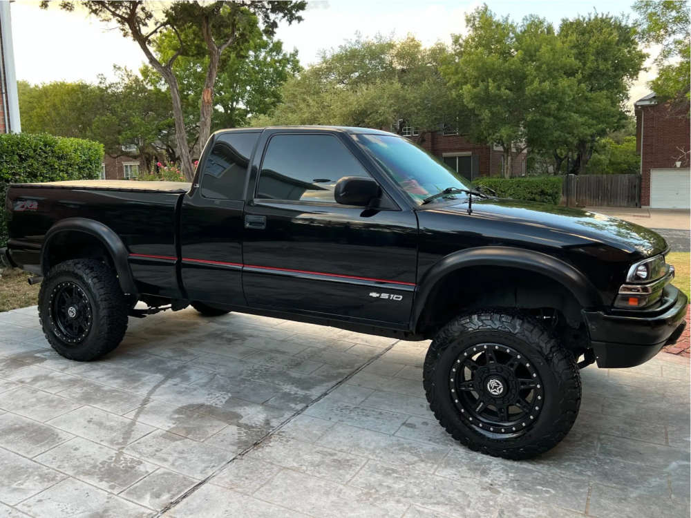 2001 Chevrolet S10 with 17x8.5 Anthem Off-Road Rogue and 255/70R17 ...