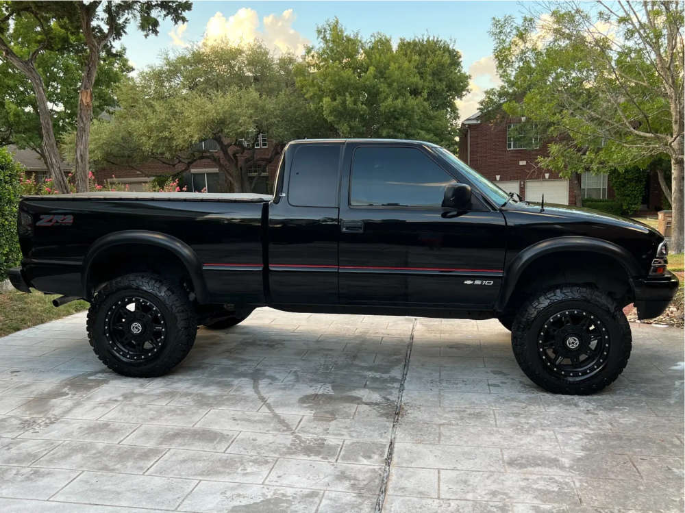 2001 Chevrolet S10 with 17x8.5 Anthem Off-Road Rogue and 255/70R17 ...