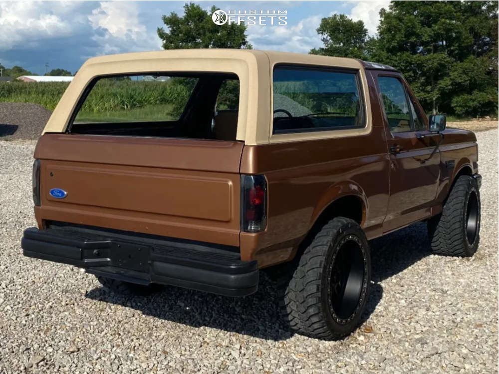 1989 Ford Bronco with 22x12 -50 Ballistic Tomahawk and 33/12.5R22 AMP ...