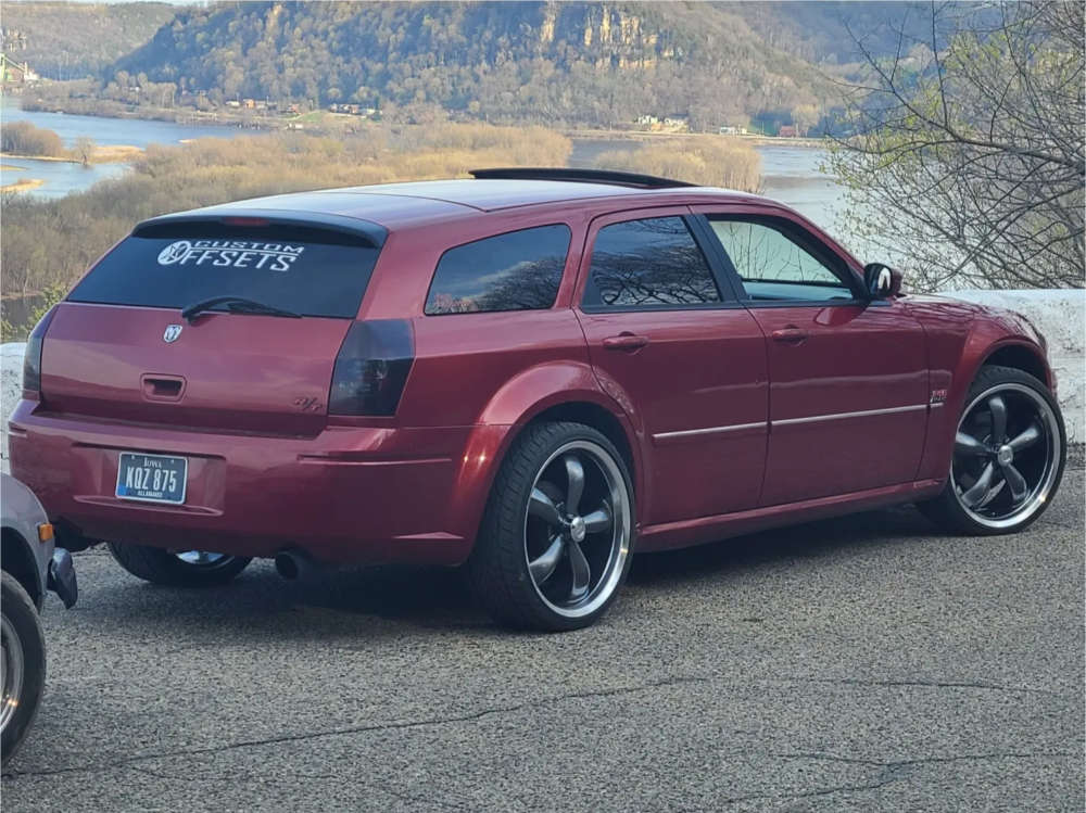 2005 Dodge Magnum with 22x9.5 18 Vision Legend 5 and 265/30R22 Venom ...