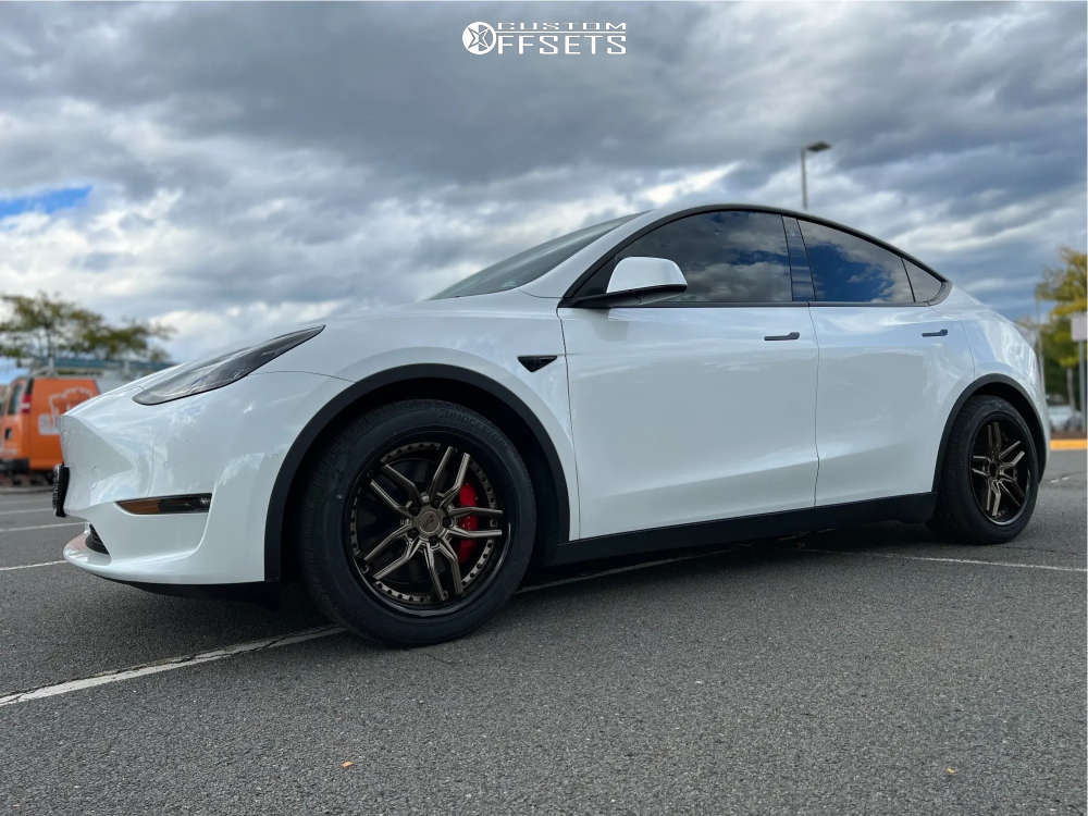 2022 Tesla Y with 19x9.5 35 Niche Methos and 255/45R19 Bridgestone ...