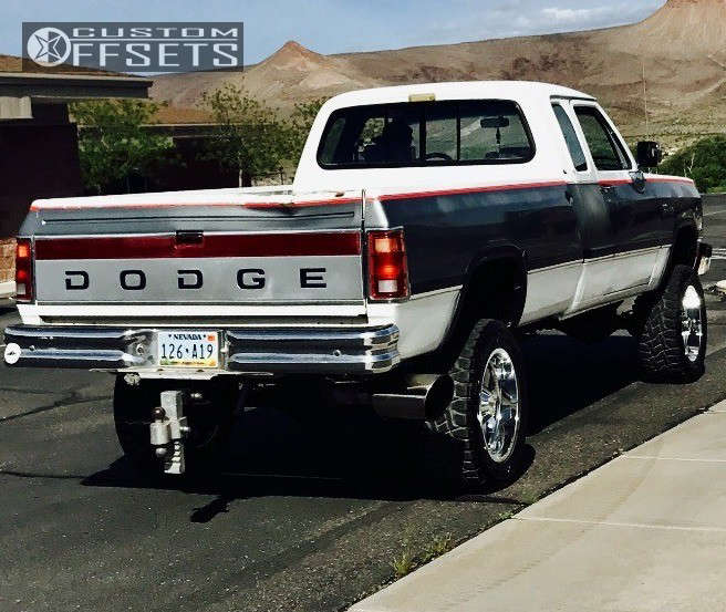 1993 Dodge W250 with 20x10 -24 Moto Metal MO962 and 33/12.5R20 Toyo ...