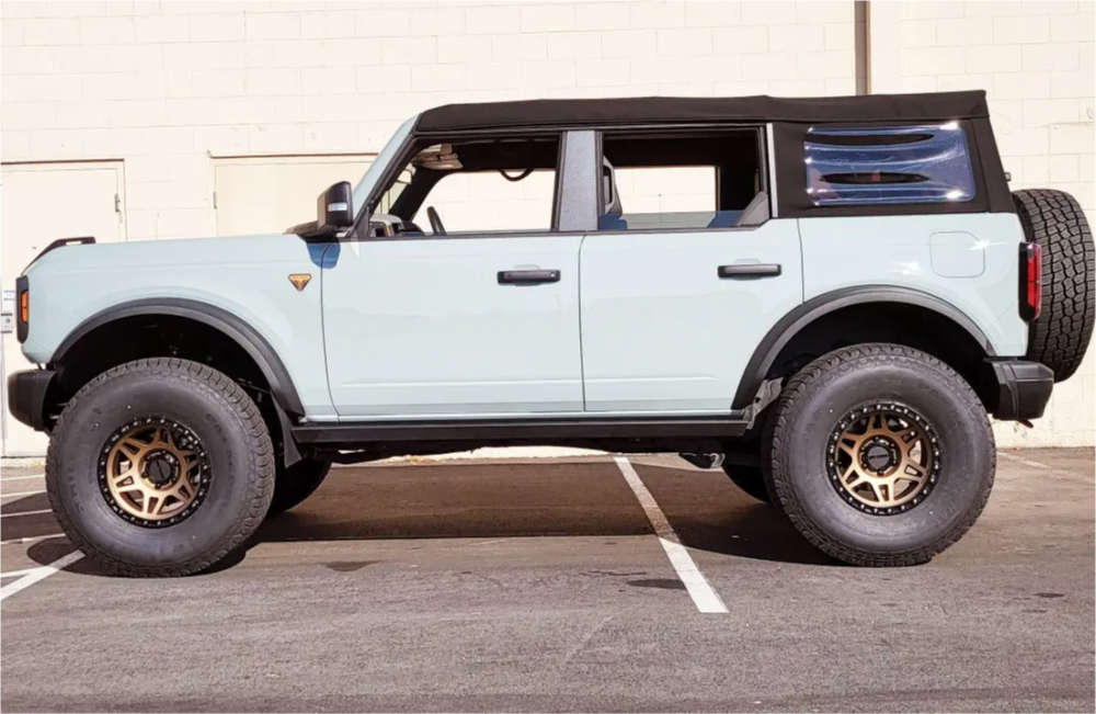 2022 Ford Bronco with 17x9 -12 Method Mr312 and 37/12.5R17 Milestar ...