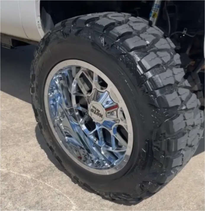 1995 GMC K1500 with 20x12 -44 Moto Metal Mo986 and 35/12.5R20 Nitto Mud ...