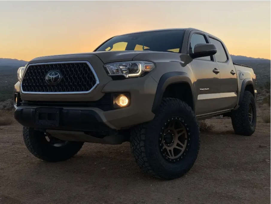 2018 Toyota Tacoma with 17x9 -12 Method Mr312 and 33/12.5R17 Nitto ...