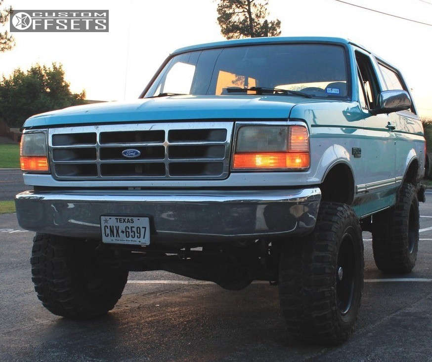 1995 Ford Bronco with 18x9 18 Moto Metal Mo961 and 35/12.5R18 Federal ...