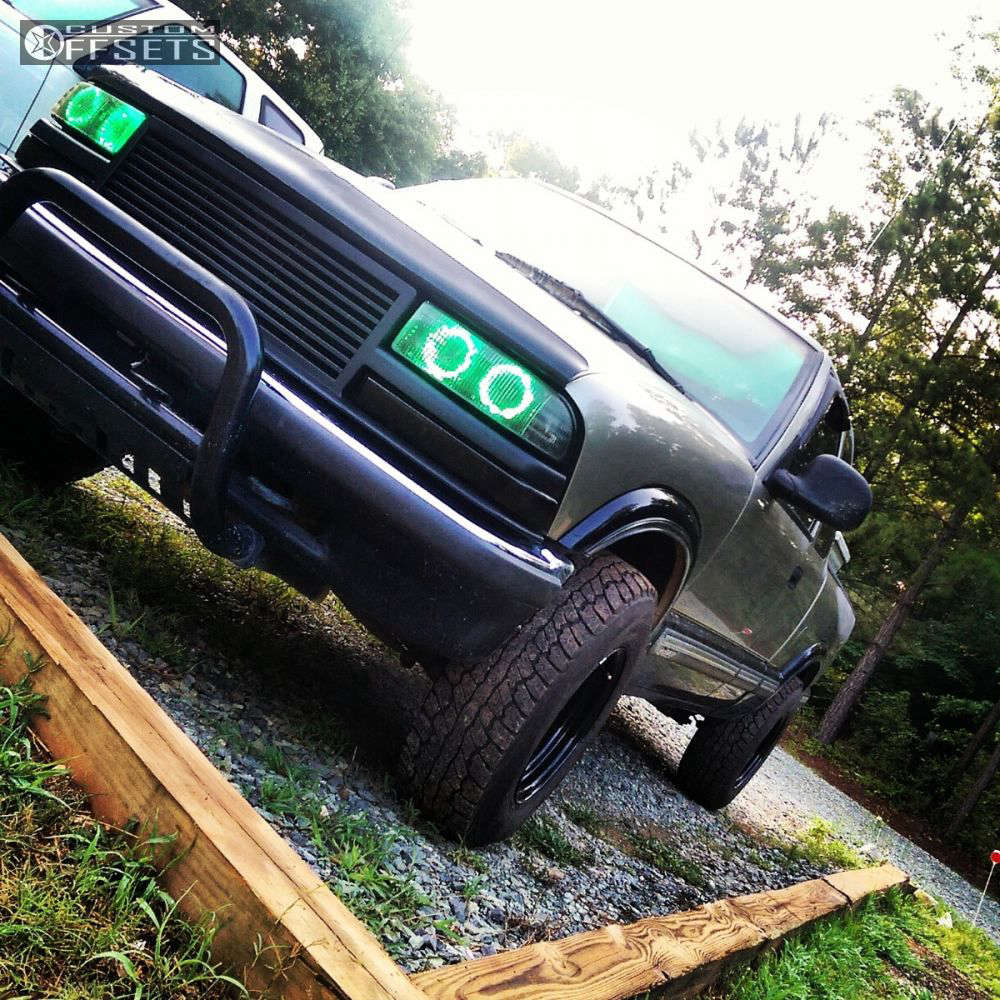 1998 Chevrolet S10 with 15x8 -19 Vision D Window and 30/9.5R15 Ohtsu AT ...