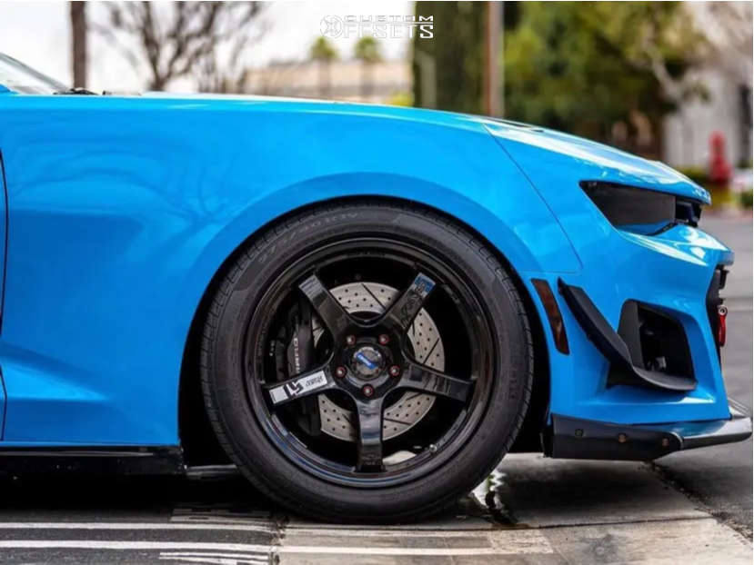 2018 Chevrolet Camaro with 19x9.5 22 Gram Lights 57cr and 305/35R19 ...