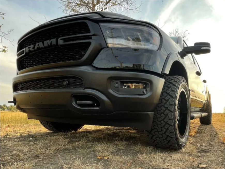 2022 Ram 1500 with 20x10 -19 Fuel Sledge D595 and 33/12.5R20 Venom ...