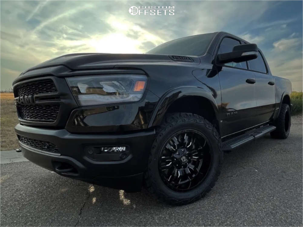 2022 Ram 1500 with 20x10 -19 Fuel Sledge D595 and 33/12.5R20 Venom ...