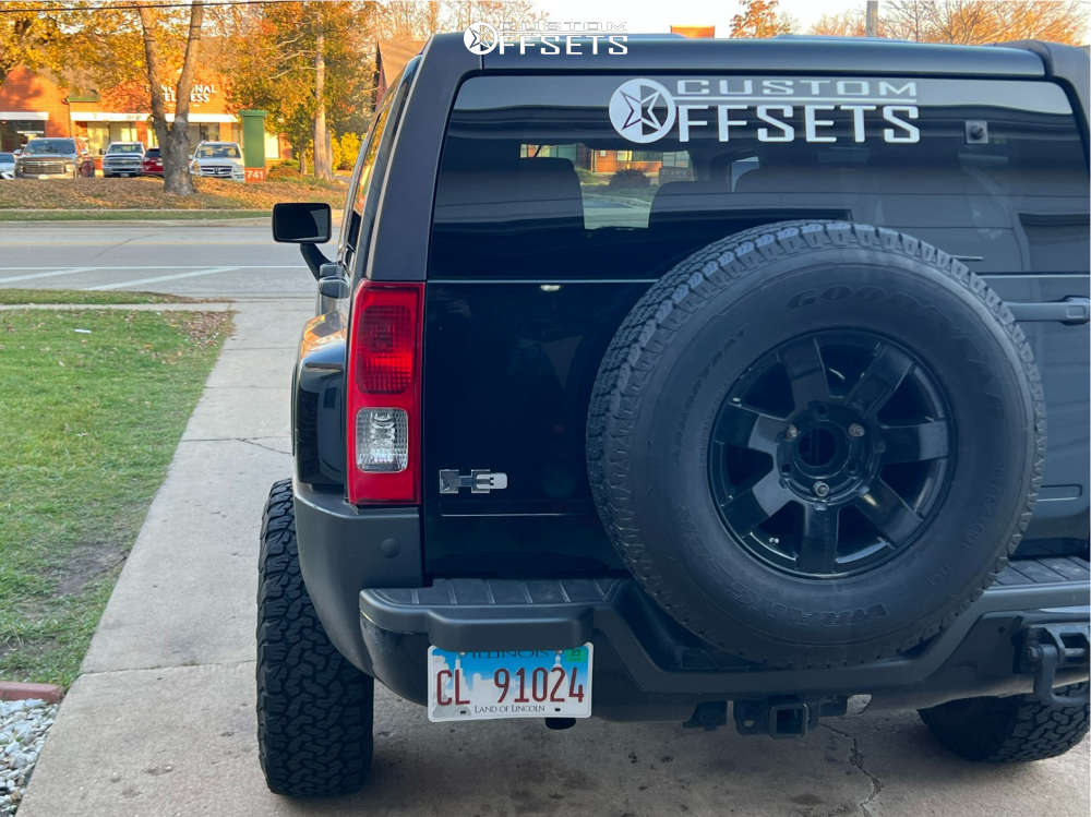 2007 Hummer H3 with 16x8 0 Moto Metal Mo970 and 265/75R16 BFGoodrich ...