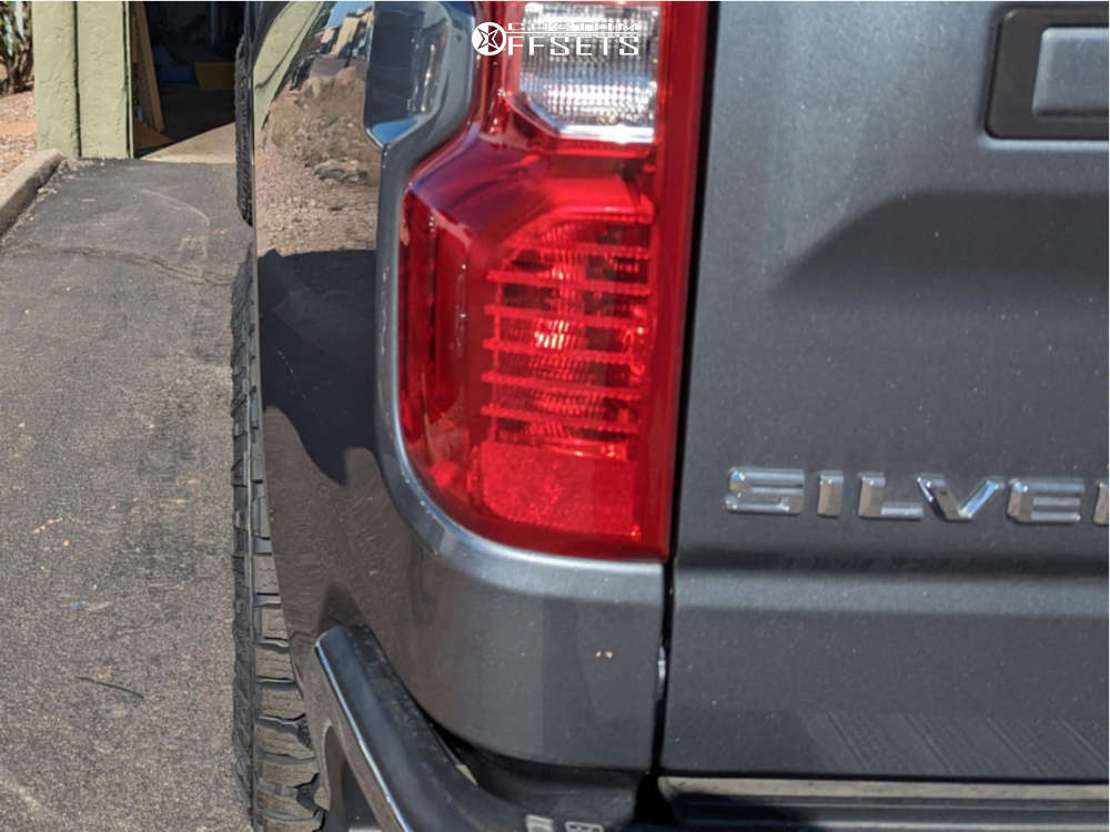 2021 Chevrolet Silverado 1500 with 17x9 -12 Method Mr312 and 35/12.5R17 ...