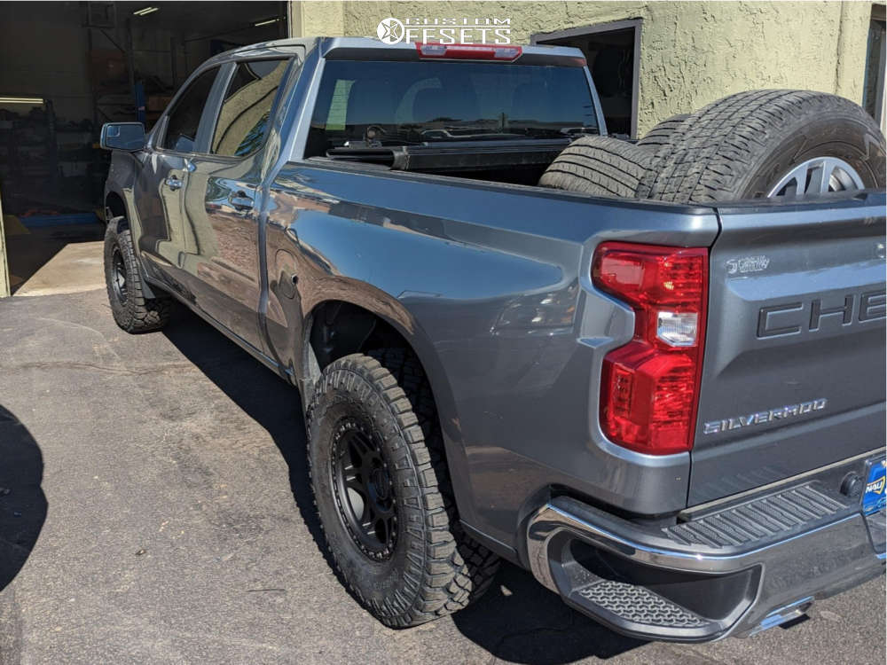 2021 Chevrolet Silverado 1500 with 17x9 -12 Method Mr312 and 35/12.5R17 ...