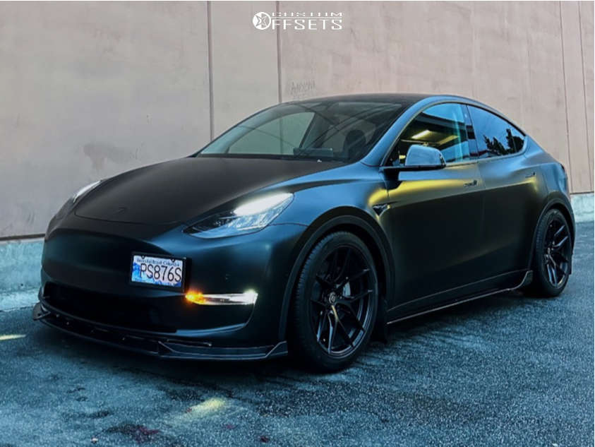 2022 Tesla Y with 20x10 45 Braelin BR14 and 275/40R20 Pirelli Scorpion ...