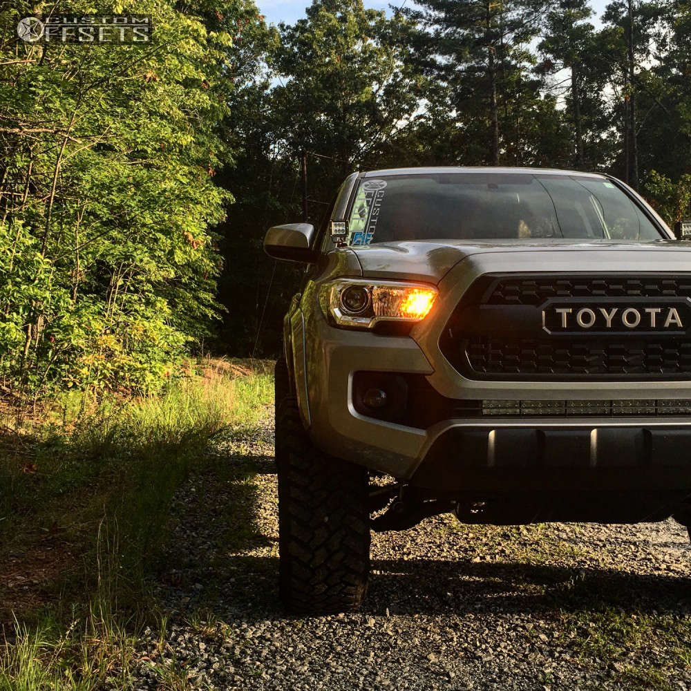 2017 Toyota Tacoma with 18x10 -24 Moto Metal Mo970 and 285/65R18 Nitto ...