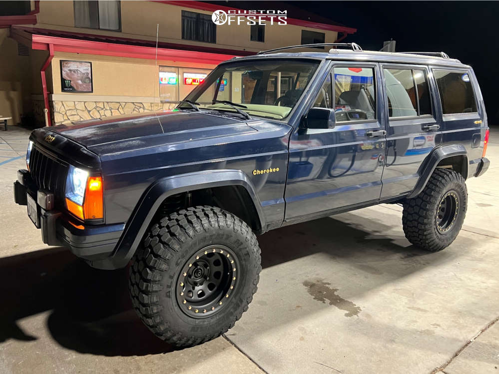 1992 Jeep Cherokee with 15x8 -19 Pro Comp Series 252 and 31/10.5R15 ...