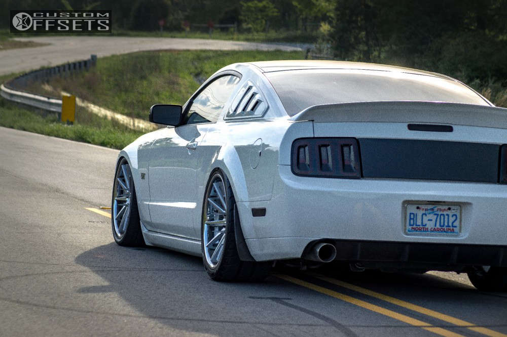 2005 Ford Mustang with 20x9 25 Ferrada FR4 and 275/30R20 Nitto Invo and ...