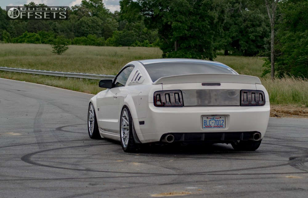 2005 Ford Mustang with 20x9 25 Ferrada FR4 and 275/30R20 Nitto Invo and ...