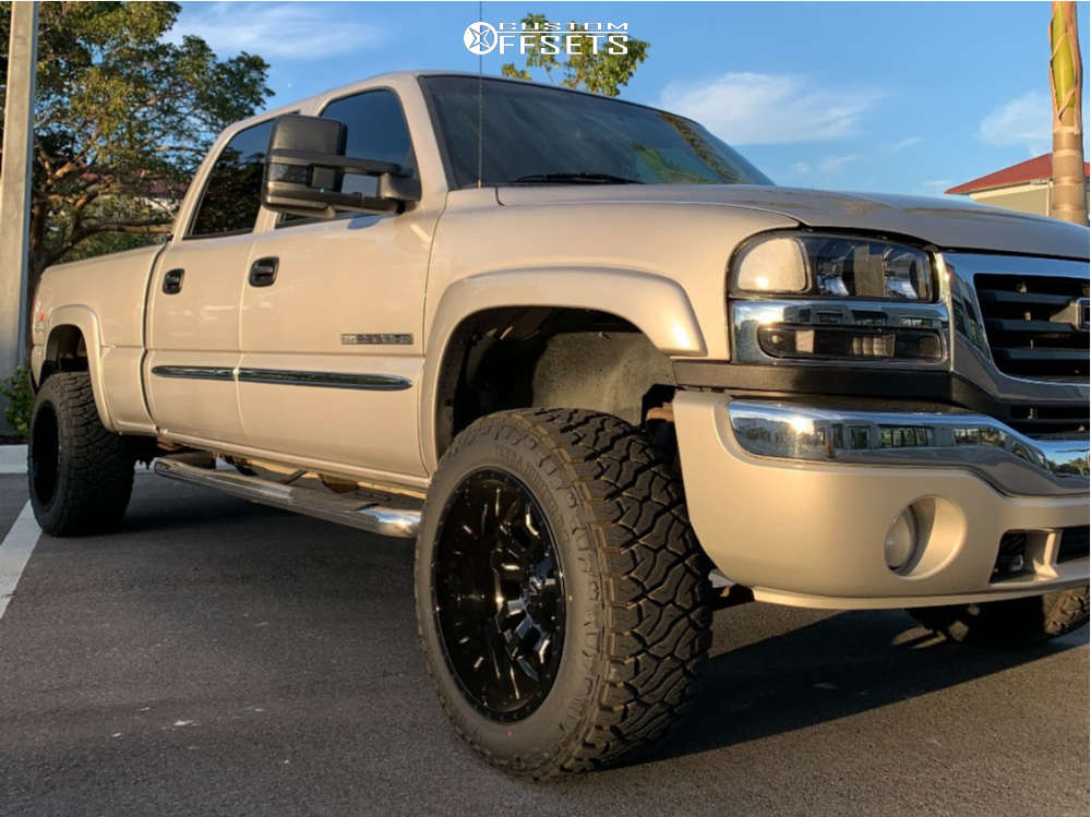 2004 GMC Sierra 2500 HD with 20x12 -44 Fuel Sledge and 33/12.5R20 Venom ...