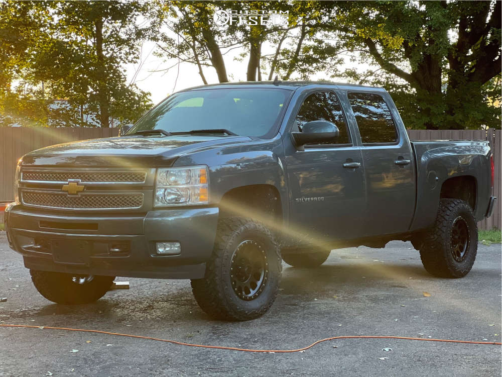 2012 Chevrolet Silverado 1500 with 17x8.5 0 Method MR305 and 33/12.5R17 ...