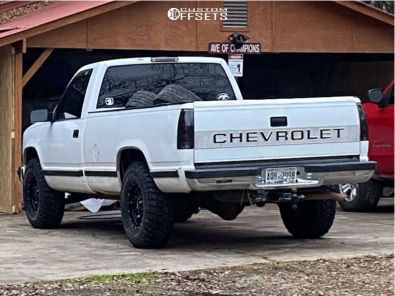 2000 Chevrolet C3500 with 16x8 0 Moto Metal Mo970 and 285/75R16 Ironman ...