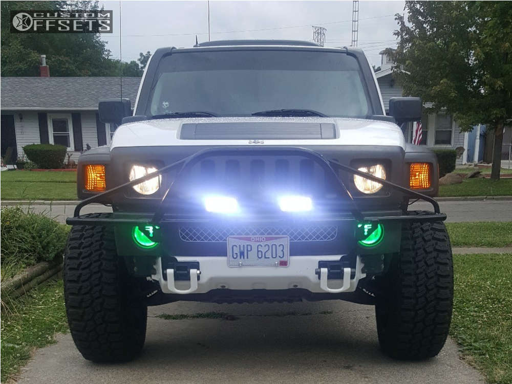 2009 HUMMER H3 with 20x12 -44 Moto Metal Mo962 and 35/12.5R20 Mud Claw ...