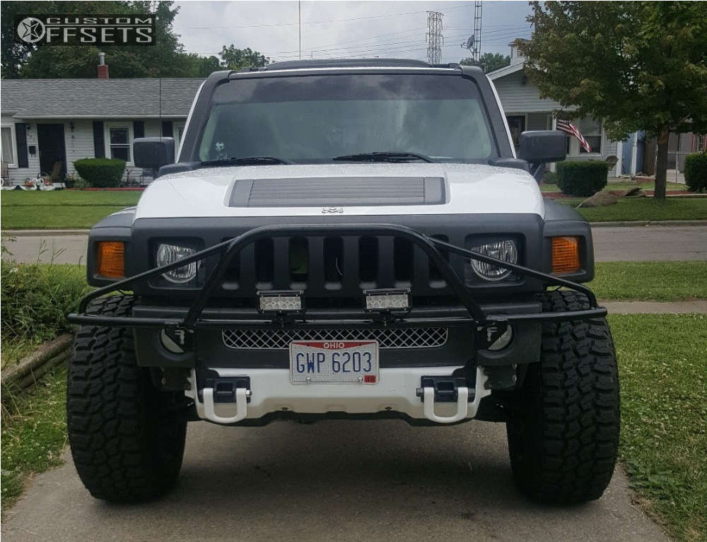 2009 HUMMER H3 with 20x12 -44 Moto Metal Mo962 and 35/12.5R20 Mud Claw ...