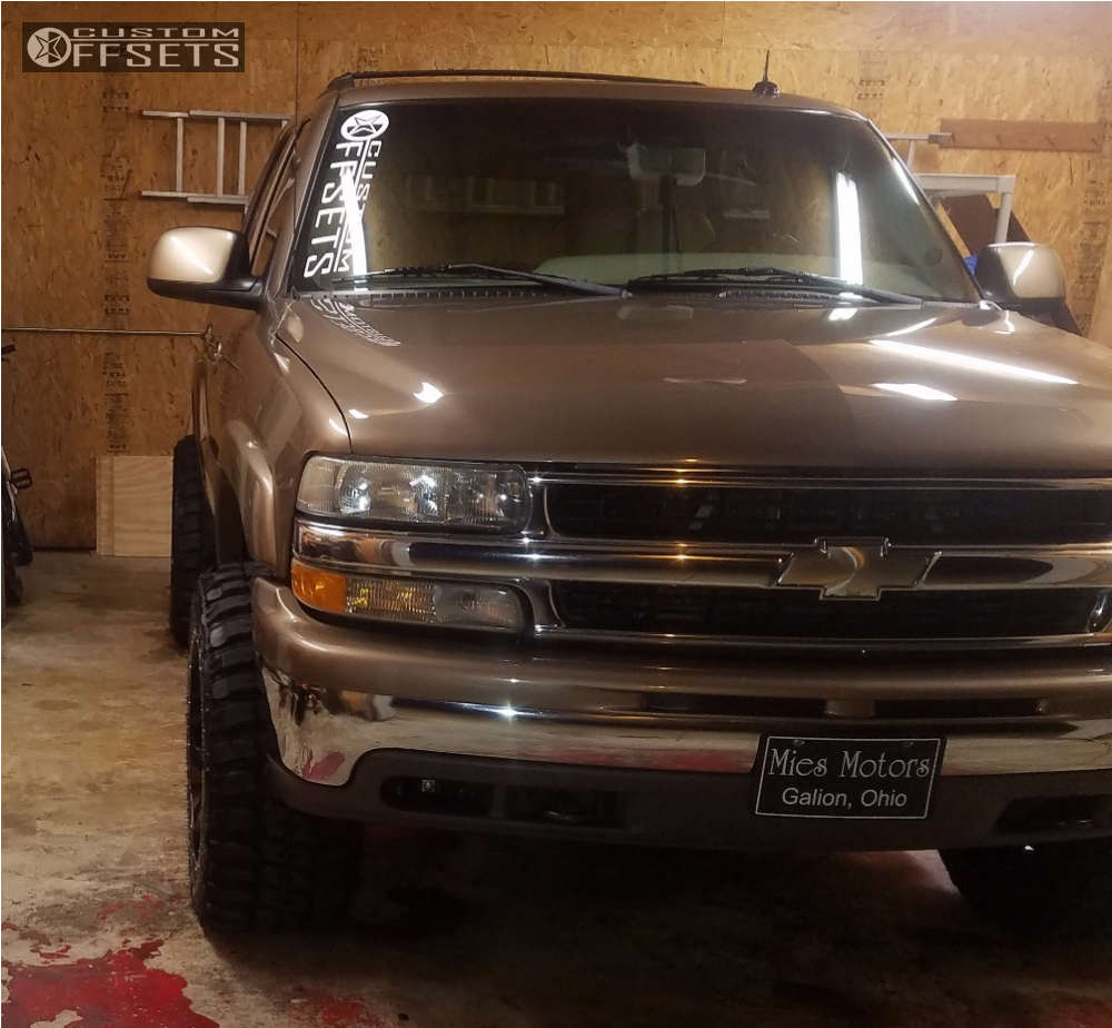 2003 Chevrolet Tahoe with 20x12 -44 Moto Metal MO962 and 33/12.5R20 ...