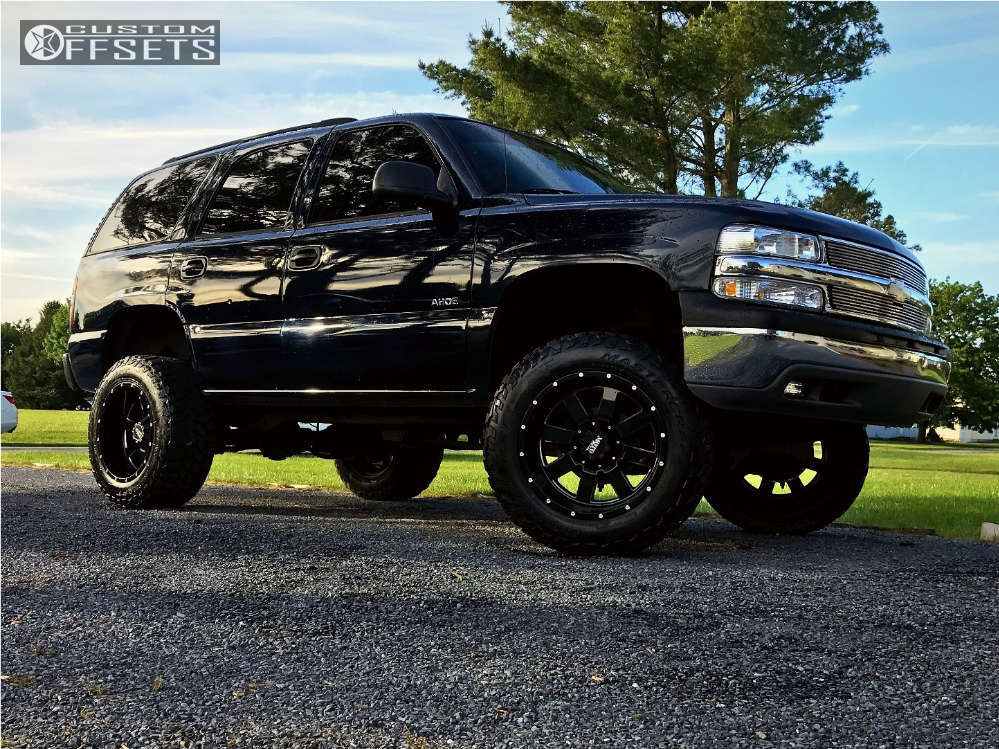 2004 Chevrolet Tahoe with 20x12 -44 Moto Metal MO962 and 35/12.5R20 ...