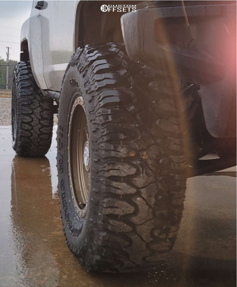 2006 Hummer H3 with 17x9 -12 Anthem Off-Road Rogue and 35/12.5R17 ...