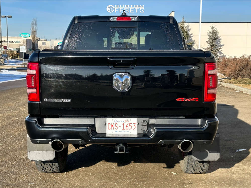 2022 Ram 1500 with 20x9 2 Fuel Runner and 35/12.5R20 Haida HD878 RT and ...