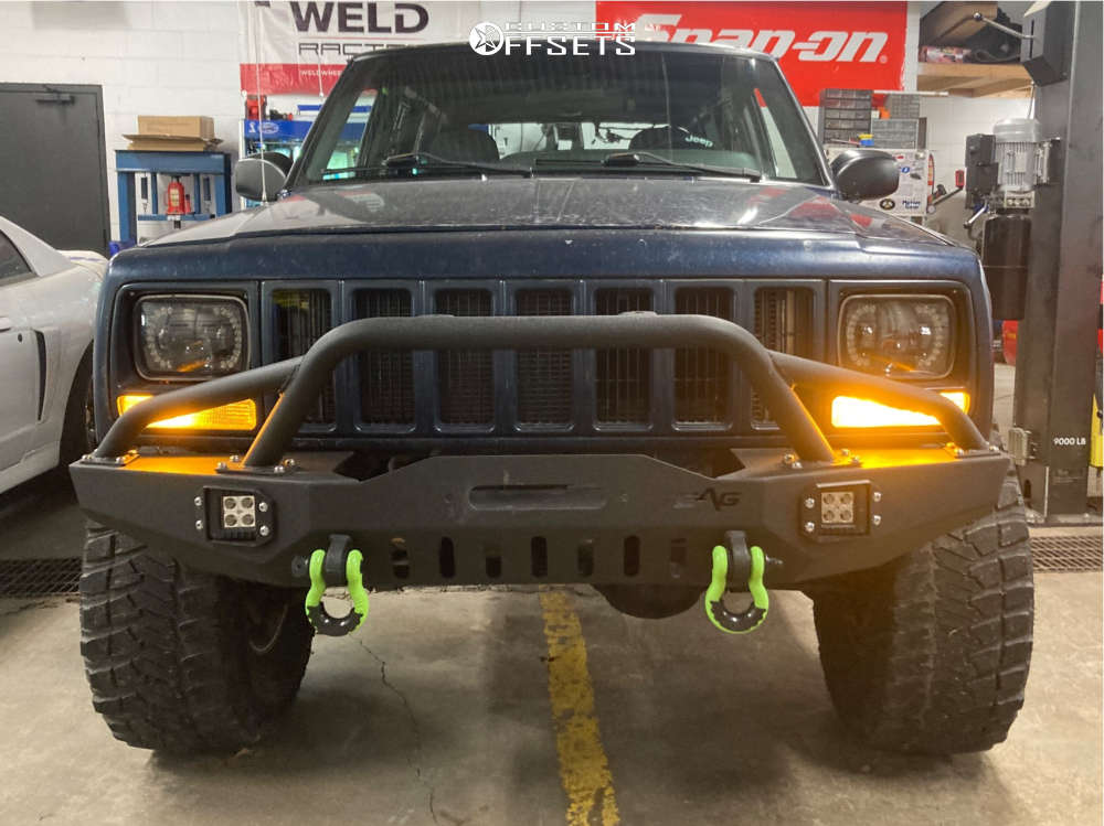 2001 Jeep Cherokee with 15x8 -25 Mamba M19 and 33/12.5R15 Goodyear ...