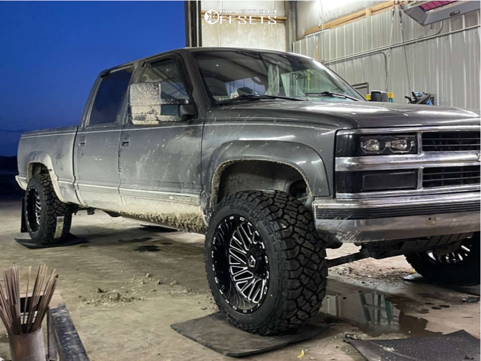 1998 Chevrolet K2500 with 22x12 -44 TIS 553BM and 33/12.5R22 Kenda ...
