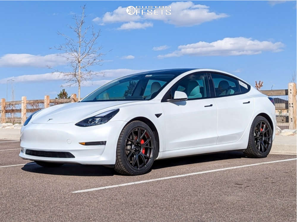 2022 Tesla 3 with 19x8.5 30 Konig Ampliform and 245/40R19 Continental ...