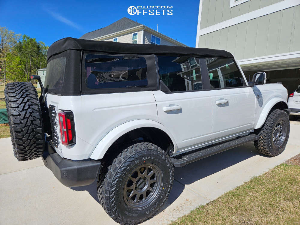 2023 Ford Bronco with 18x9 18 Method Mr316 and 285/75R18 Yokohama ...