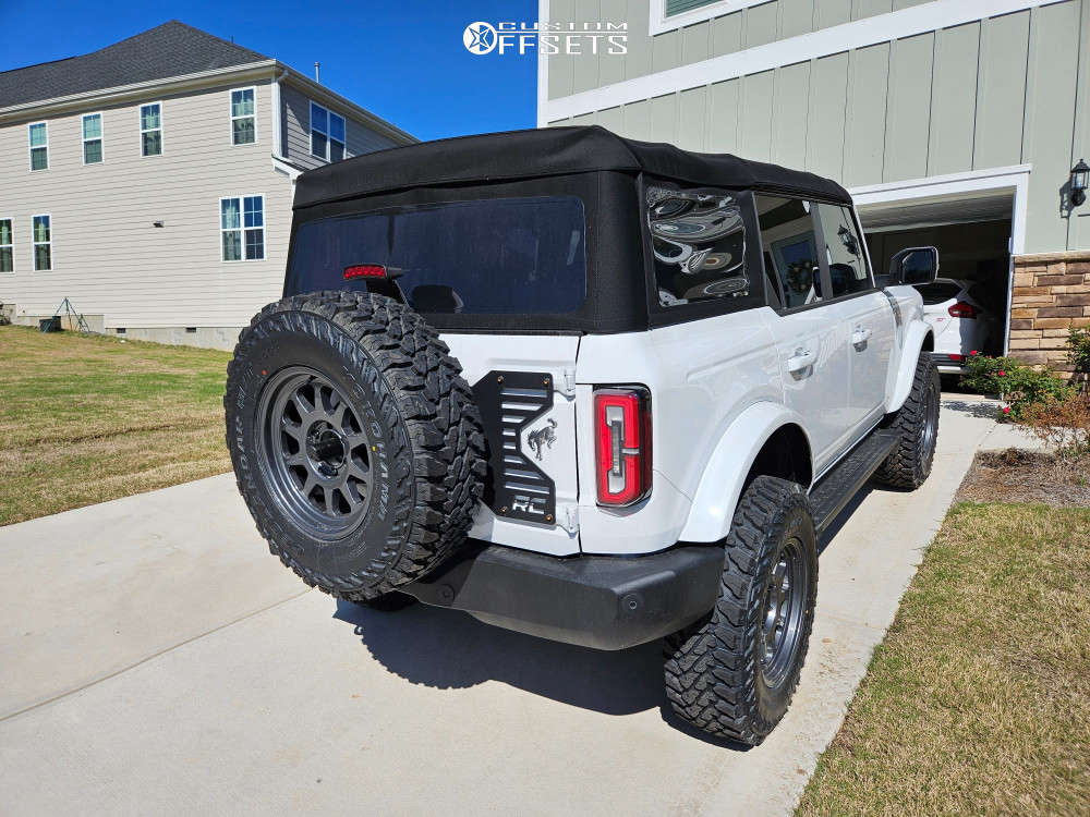2023 Ford Bronco with 18x9 18 Method Mr316 and 285/75R18 Yokohama ...