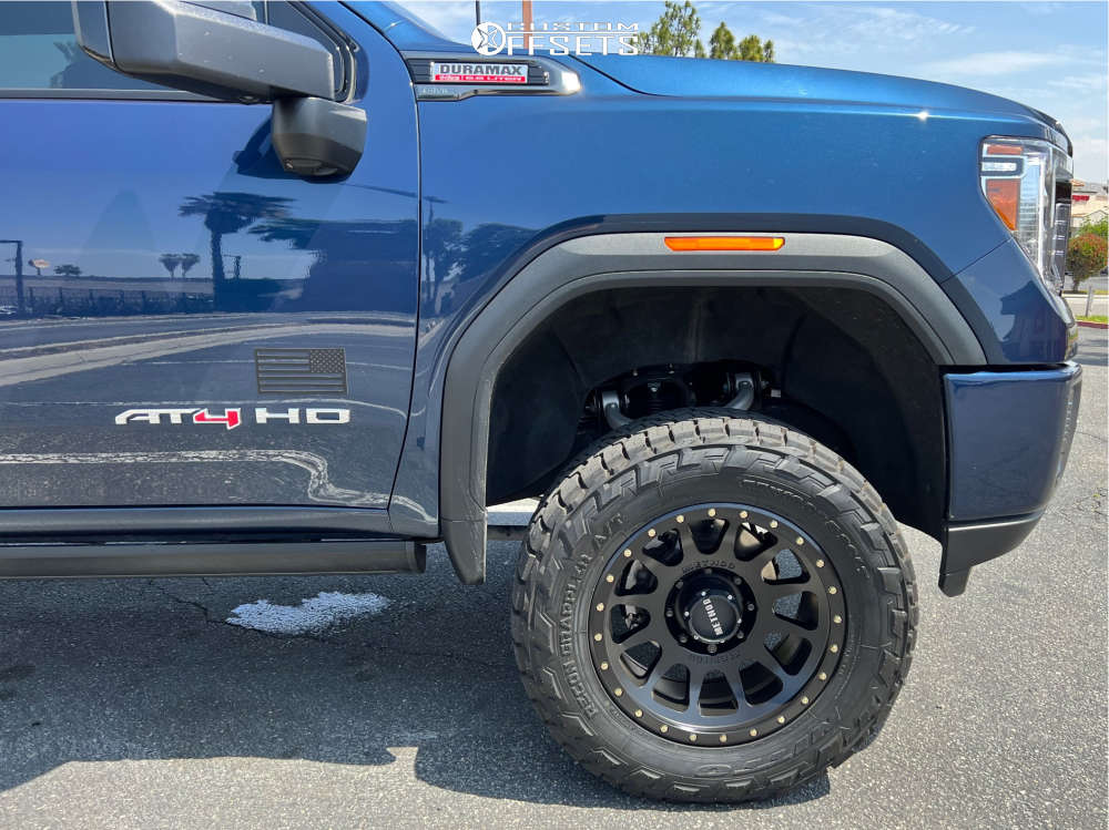 2022 GMC Sierra 2500 HD with 20x10 -18 Method Mr305 and 35/12.5R20 ...
