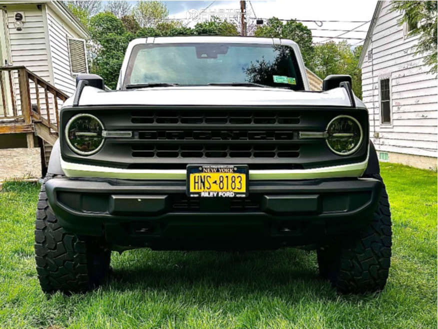 2022 Ford Bronco with 18x9 -18 Vision Rocker and 35/12.5R18 Gladiator ...