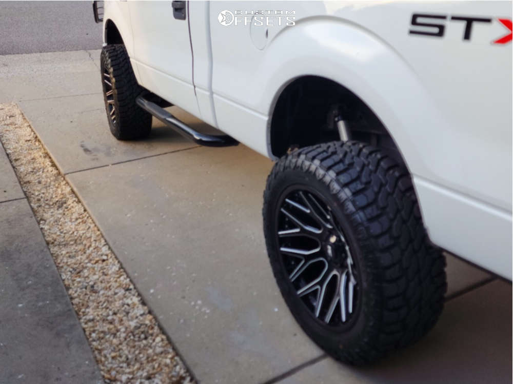 2013 Ford F-150 with 22x10 -19 Rough Country 95 Series and 35/12.5R22 ...