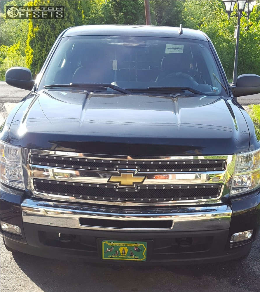 2009 Chevrolet Silverado 1500 with 18x9 0 Helo He901 and 325/60R18 ...