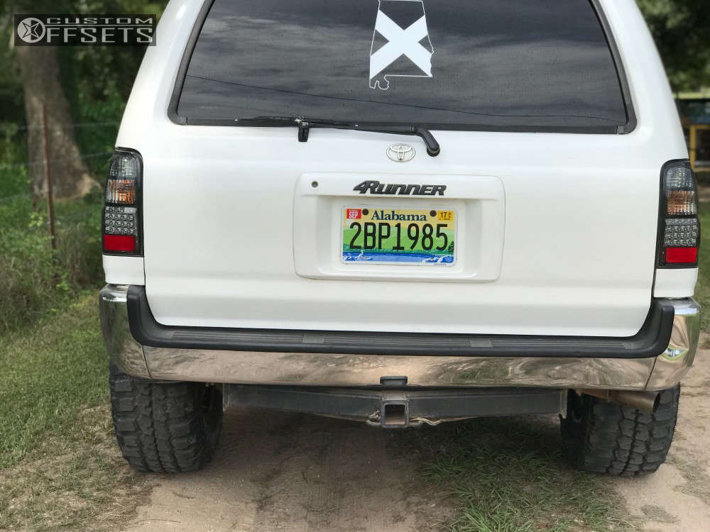 2000 Toyota 4Runner with 17x9 -12 Moto Metal Mo951 and 285/70R17 ...