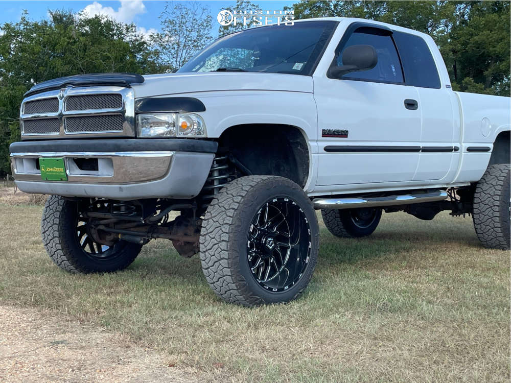 1999 Dodge Ram 2500 with 22x12 -44 TIS 544bm and 35/12.5R22 Venom Power ...