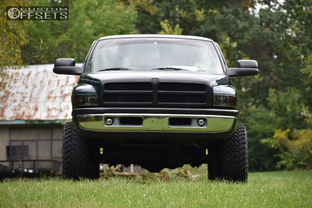 1994 Dodge Ram 1500 with 18x10 -24 Moto Metal Mo970 and 33/12.5R18 ...