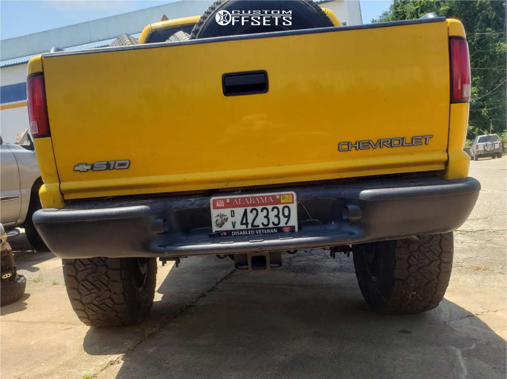 2003 Chevrolet S10 with 18x10 -24 Moto Metal MO970 and 325/65R18 Nitto ...