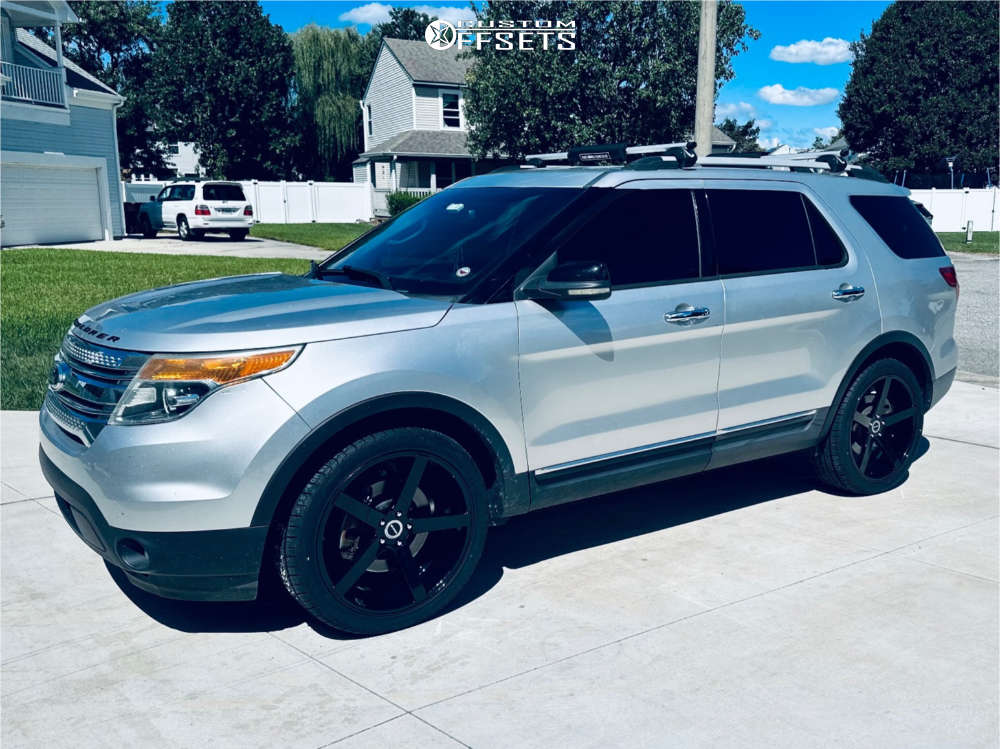 2013 Ford Explorer with 22x8.5 40 Strada Perfetto and 265/40R22 Ironman ...